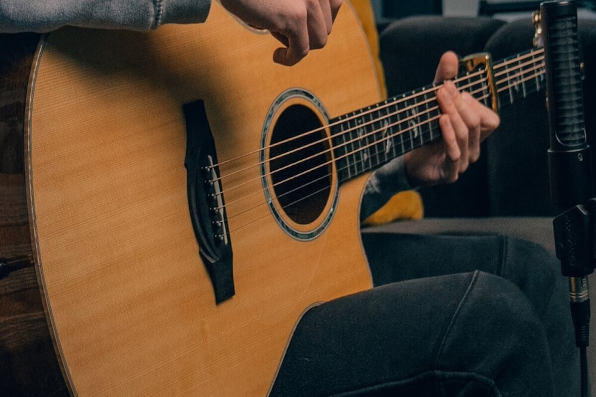 How To Use A Guitar Capo Tips For Electric And Acoustic Guitar Pickup